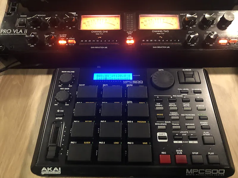 Akai MPC 500 FULL BLACK - Texas Outlet